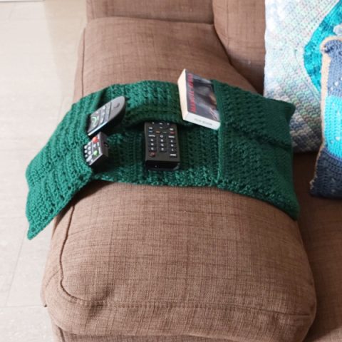 Free-crochet-remote-control-caddy-pattern-pockets