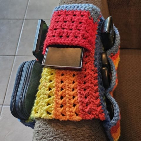 Free-crochet-remote-control-caddy-pattern-pockets